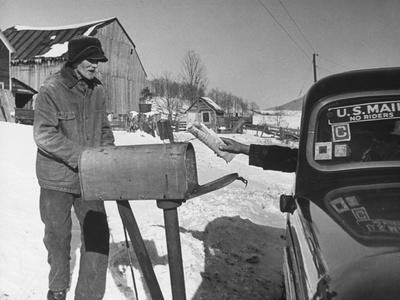 '85 Year-Old Elmer Bull Out to Meet Rural Mailman Mark Whalon Making ...