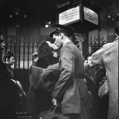 'Couple in Penn Station Sharing Farewell Kiss Before He Ships Off to ...