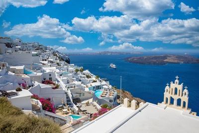 Beautiful panoramic street view on the mediterranean blue sea, caldera ...