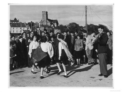'Crowd Watching Girls Performing Traditional Irish Dancing at Killybegs ...