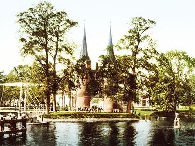 'The East Gate, Delft, Holland, Pub.C. 1900 (Chromolitho)' Giclee Print ...