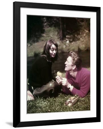 'Elsa Martinelli and Kirk Douglas sur le tournage du film La Riviere by ...