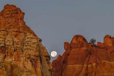 'Full moon behind rock formations, Circle Cliffs, Grand Staircase ...
