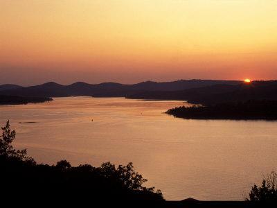 Sunset over Table Rock Lake near Kimberling City, Missouri, USA ...
