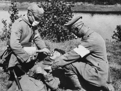 'German Medics Using an Oxygen Machine on the Western Front During World War I' Photographic ...