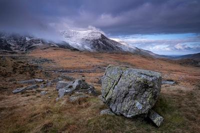 'Glacial Erratic Boulder backed by the Glyderau Mountains, Cwm Idwal ...