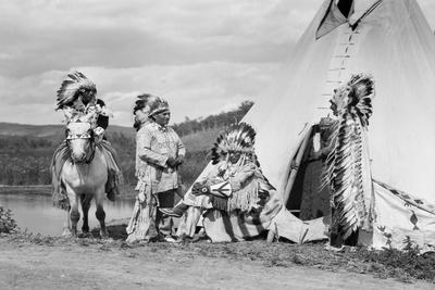 1920s FOUR NATIVE AMERICAN STONEY SIOUX INDIAN MEN ASSEMBLED BESIDE ...