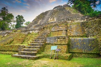 'High Temple (the highest temple in Lamanai), Ancien tMaya Ruins ...