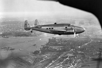 'Howard Hughes Lockheed 14 Super Electra over New York City ...
