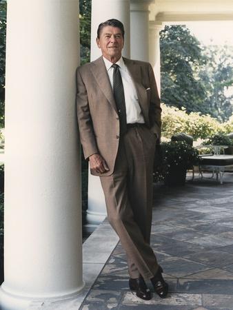 'President Reagan on the White House Colonnade. August 17 1984. Po-Usp ...