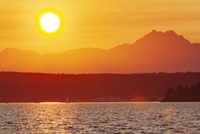 'Sunset over Puget Sound, Seattle, Washington State. Silhouette of The ...