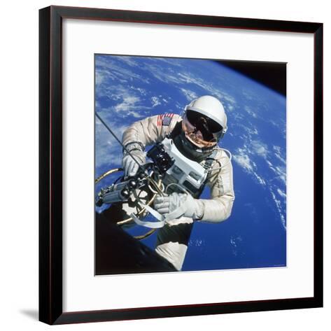Astronaut Ed White Making First American Space Walk, 120 Miles Above ...