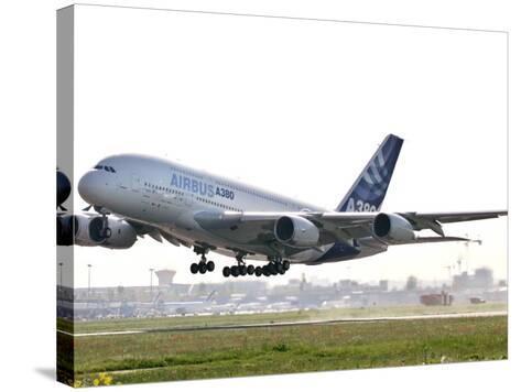 Airbus A380, the World's Largest Passenger Plane, Takes Off ...