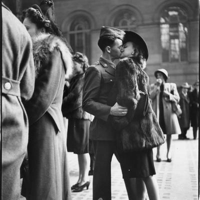 'Couple in Penn Station Sharing Farewell Kiss Before He Ships Off to ...