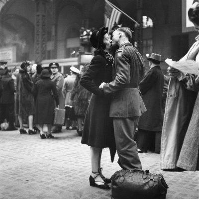 'Couple in Penn Station Sharing Farewell Kiss Before He Ships Off to ...
