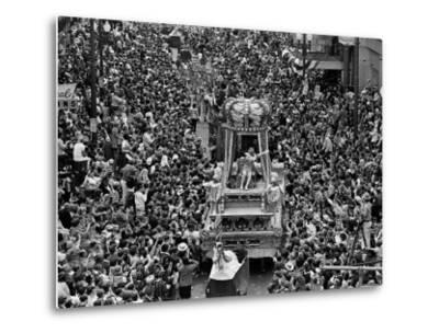 The Float Carrying Rex, King of Carnival, Squeezes Through a Massive ...