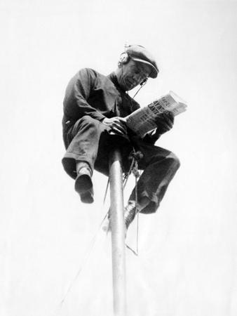 'Alvin 'Shipwreck' Kelly Sitting on a 39 Foot Flagpole Atop Eight-Story ...