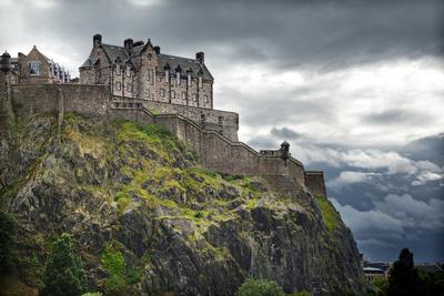 Dramatic Lighting as Storm Clouds Gather around Edinburgh Castle in ...