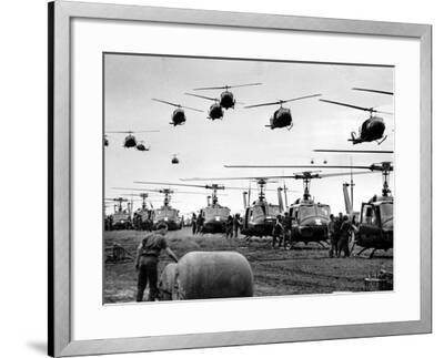 Vietnam War U.S. Helicopters Gas Photographic Print by Henri Huet | Art.com