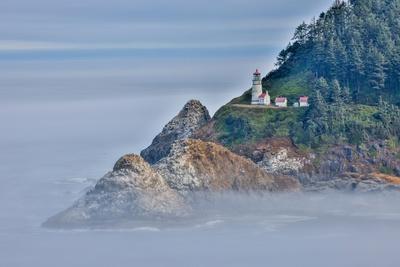 'Usa, Oregon, Florence. Heceta Head Lighthouse, A Foggy Morning on the ...