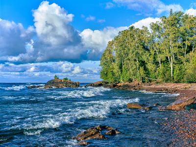 'View of lakeshore against cloudy sky, Great Sand Bay, Lake Superior ...